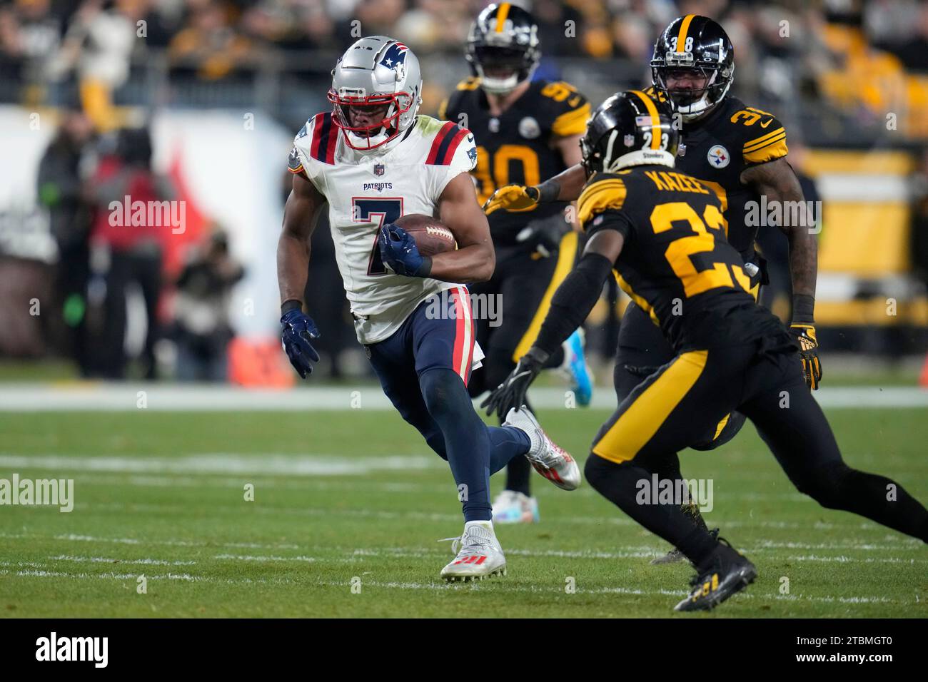 New England Patriots wide receiver JuJu Smith-Schuster (7) runs with the ball past Pittsburgh ...