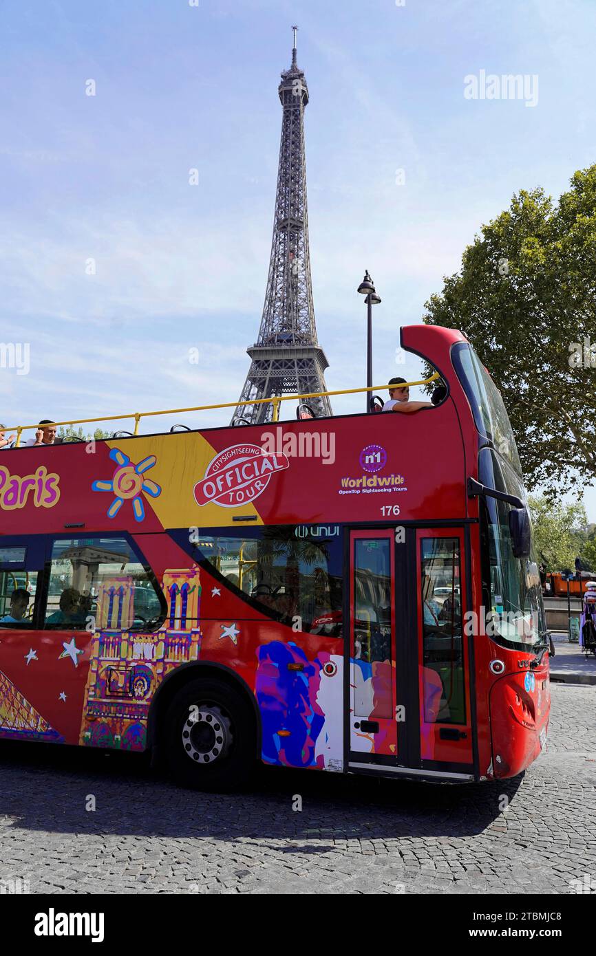 Paris sightseeing bus hi-res stock photography and images - Alamy