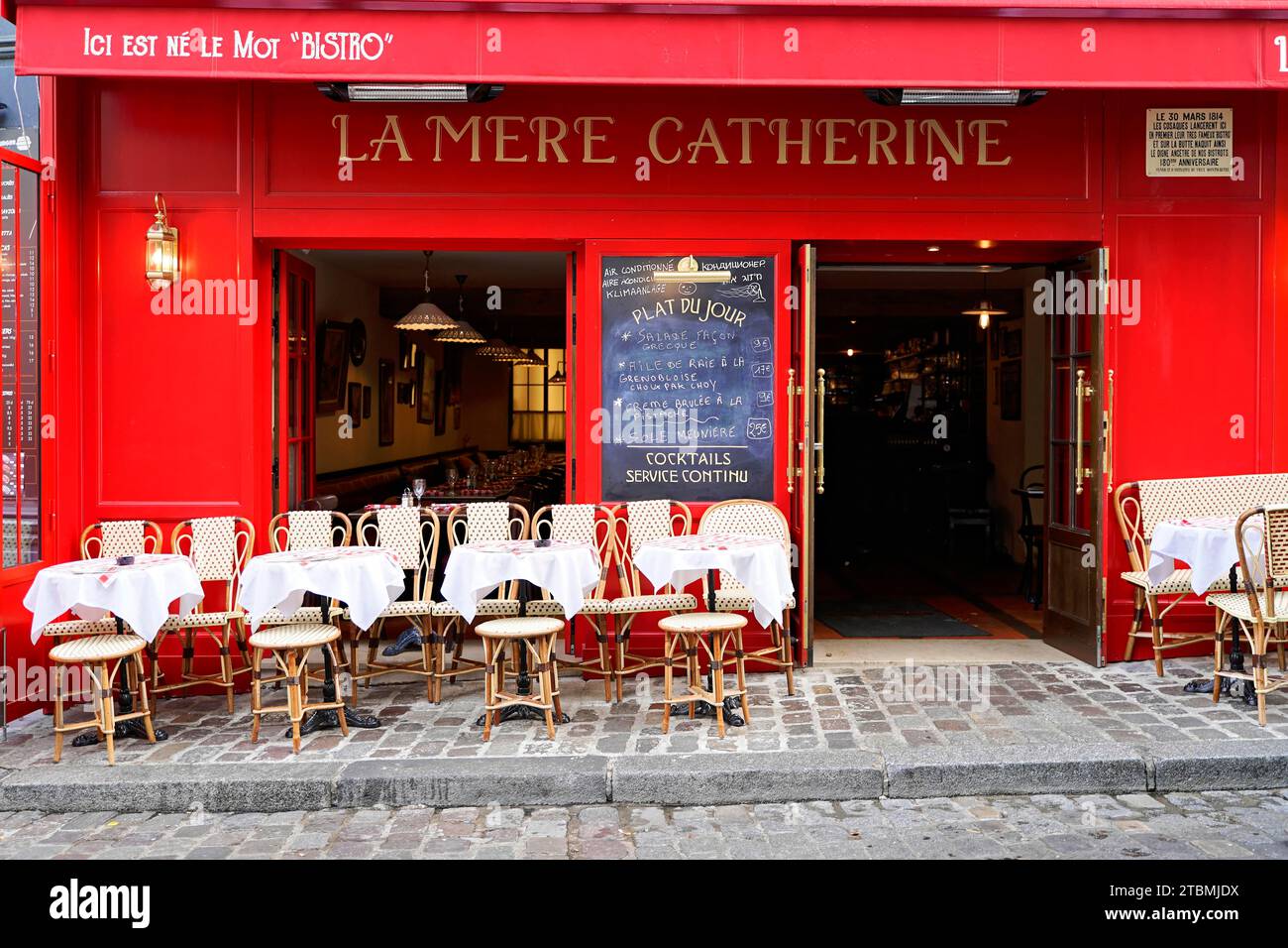 Cafe restaurant, Montmartre, Paris, France Stock Photo - Alamy