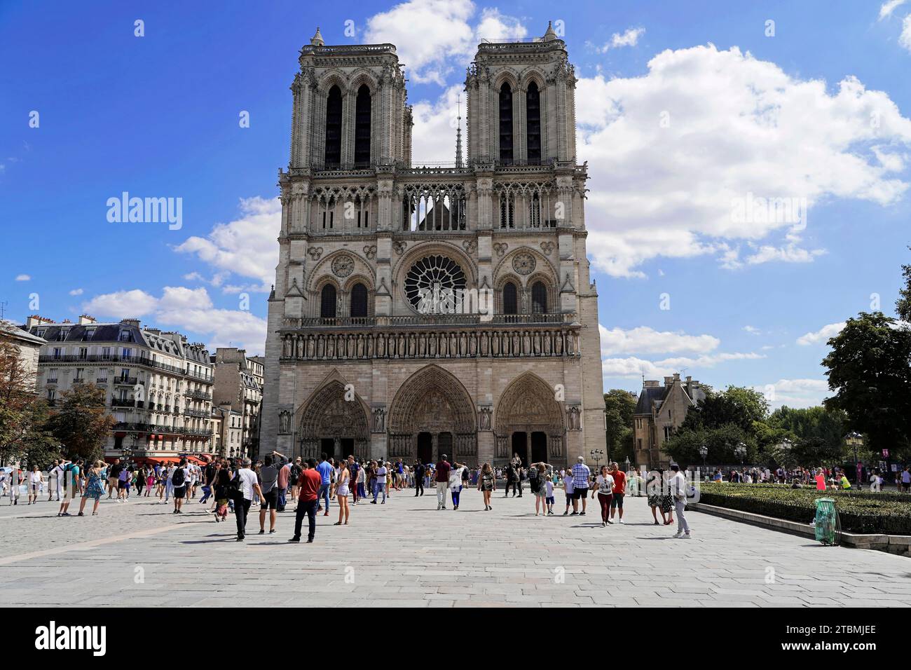 Notre dame de paris facade historic hi-res stock photography and images ...