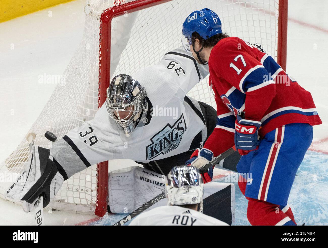 Los Angeles Kings goaltender Cam Talbot (39) makes a save against ...