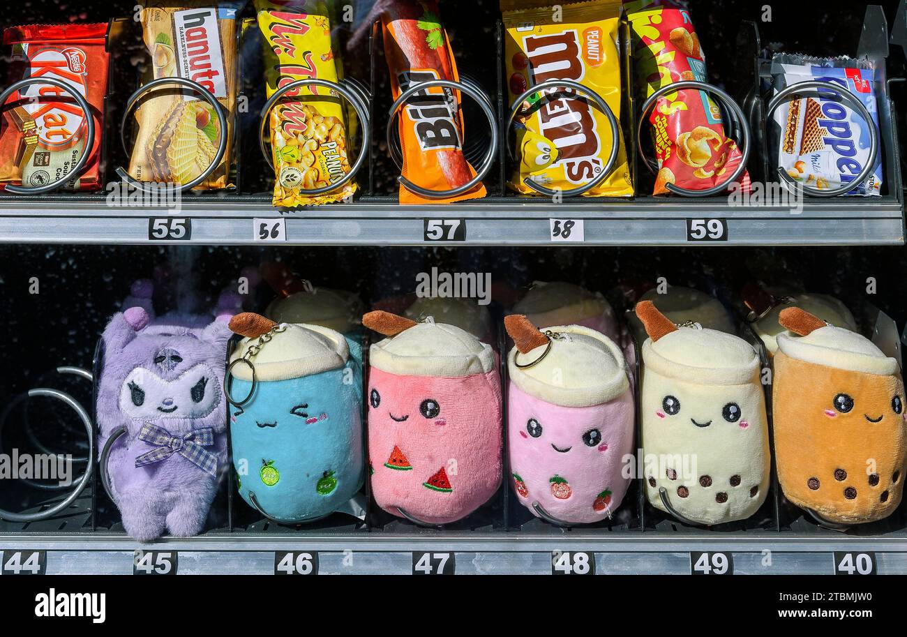 Vending machine snacks hi-res stock photography and images - Alamy