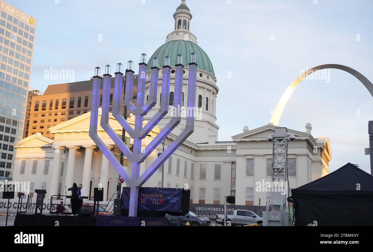 St. Louis, United States. 11th Dec, 2023. A 30-foot-tall Chanukah ...
