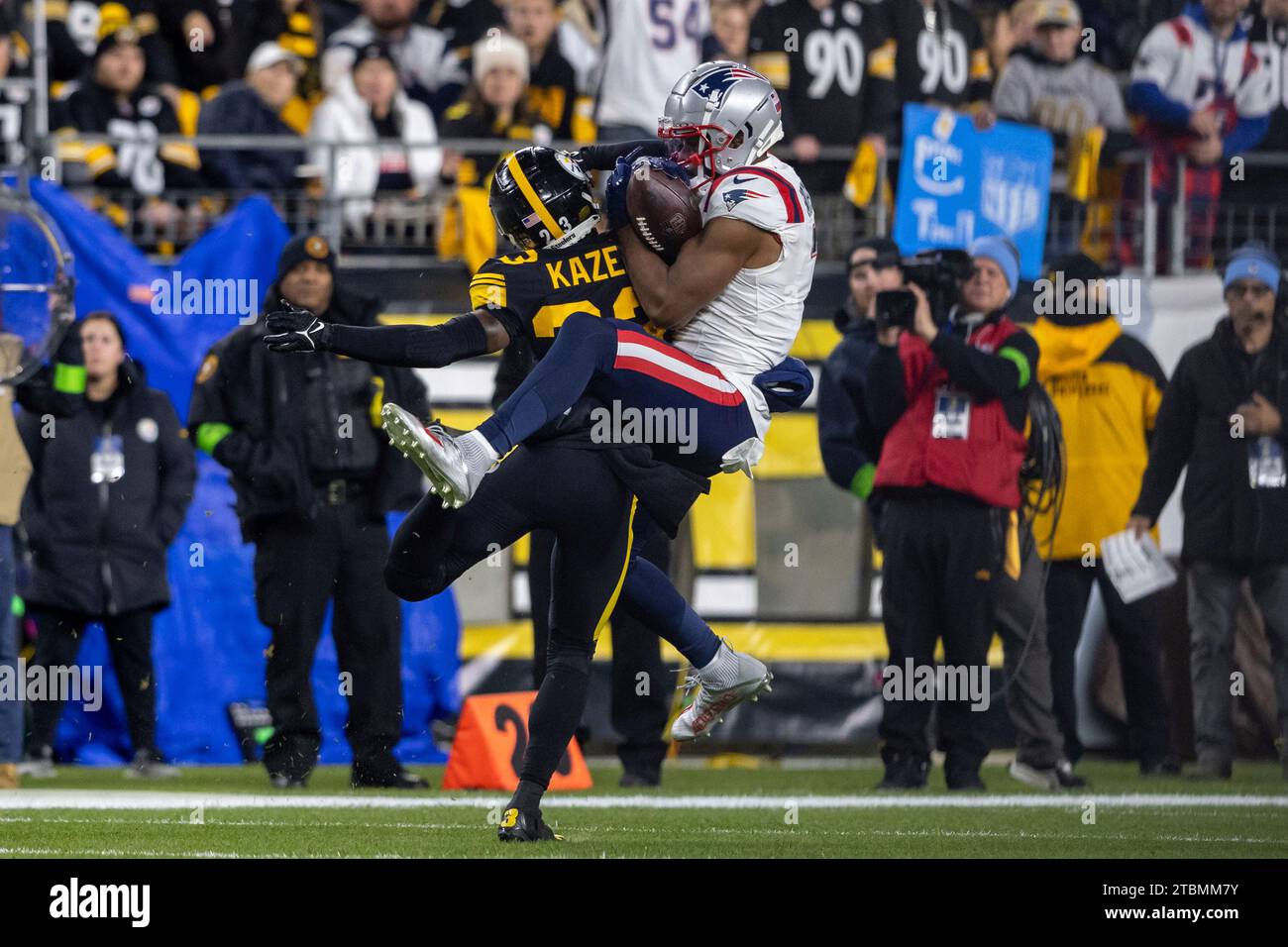 New England Patriots wide receiver JuJu Smith-Schuster (7) catches a ...