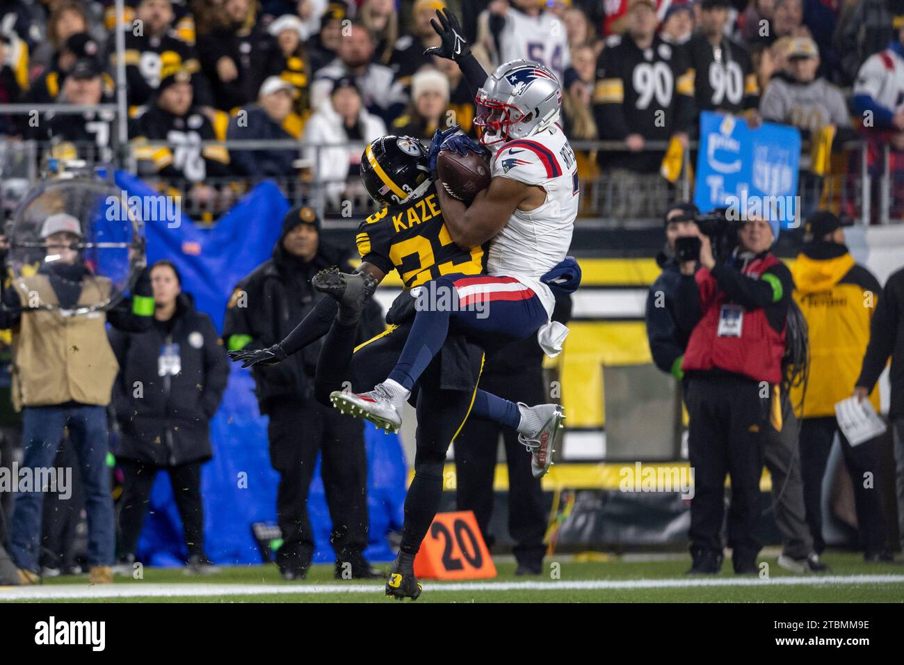 New England Patriots wide receiver JuJu Smith-Schuster (7) catches a ...