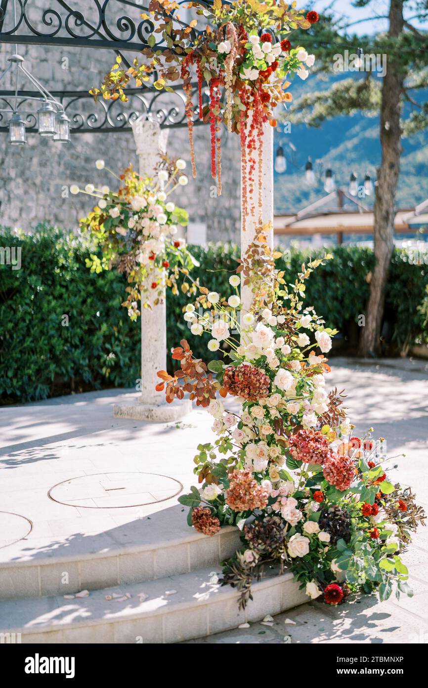 Wedding rotunda column covered with flowers Stock Photo - Alamy