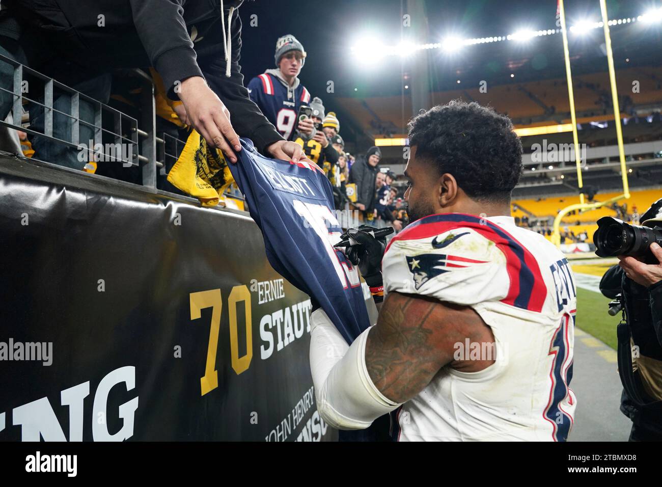 New England Patriots running back Ezekiel Elliott signs autographs ...