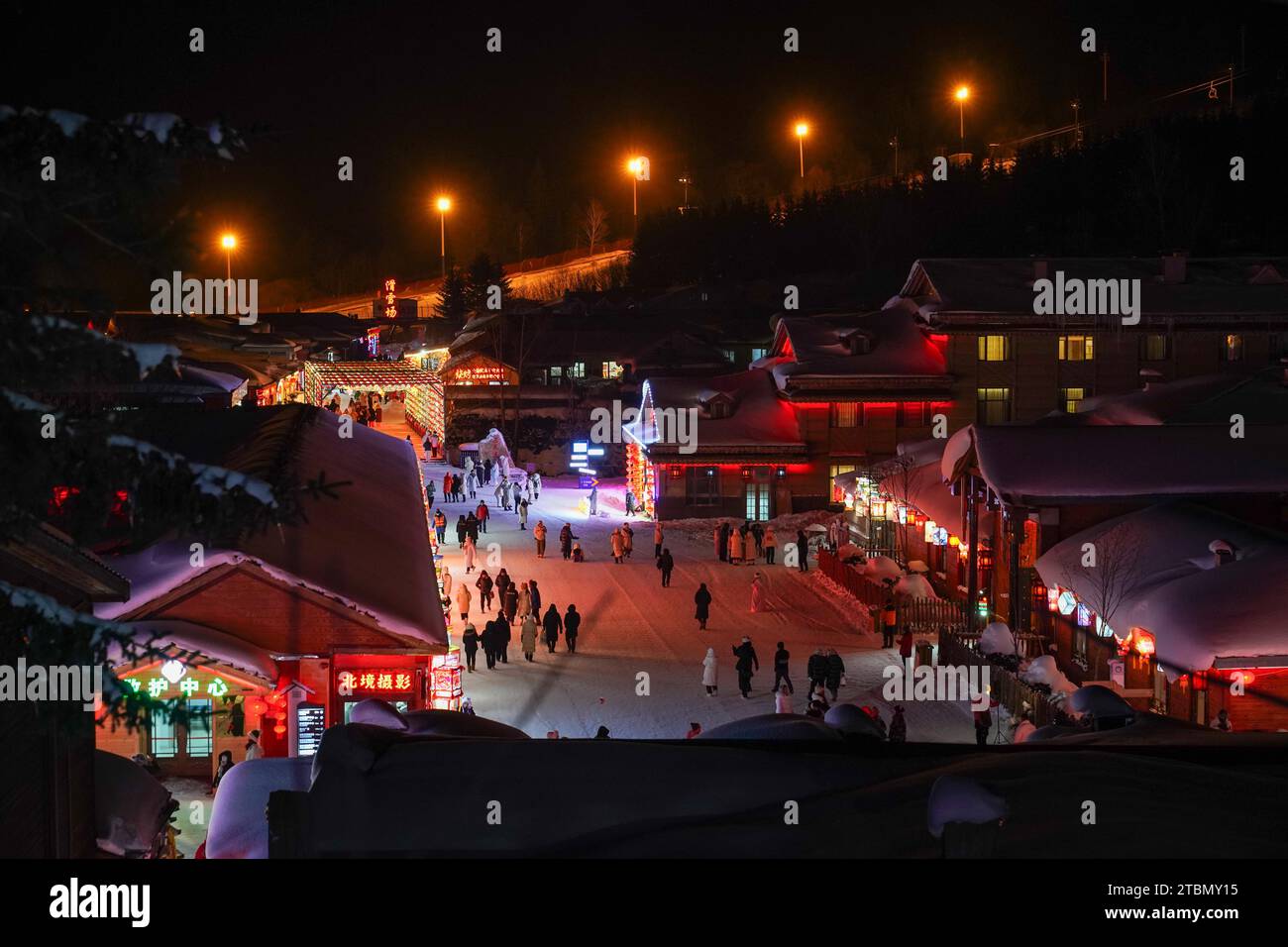 **CHINESE MAINLAND, HONG KONG, MACAU AND TAIWAN OUT** Tourists enjoy ...