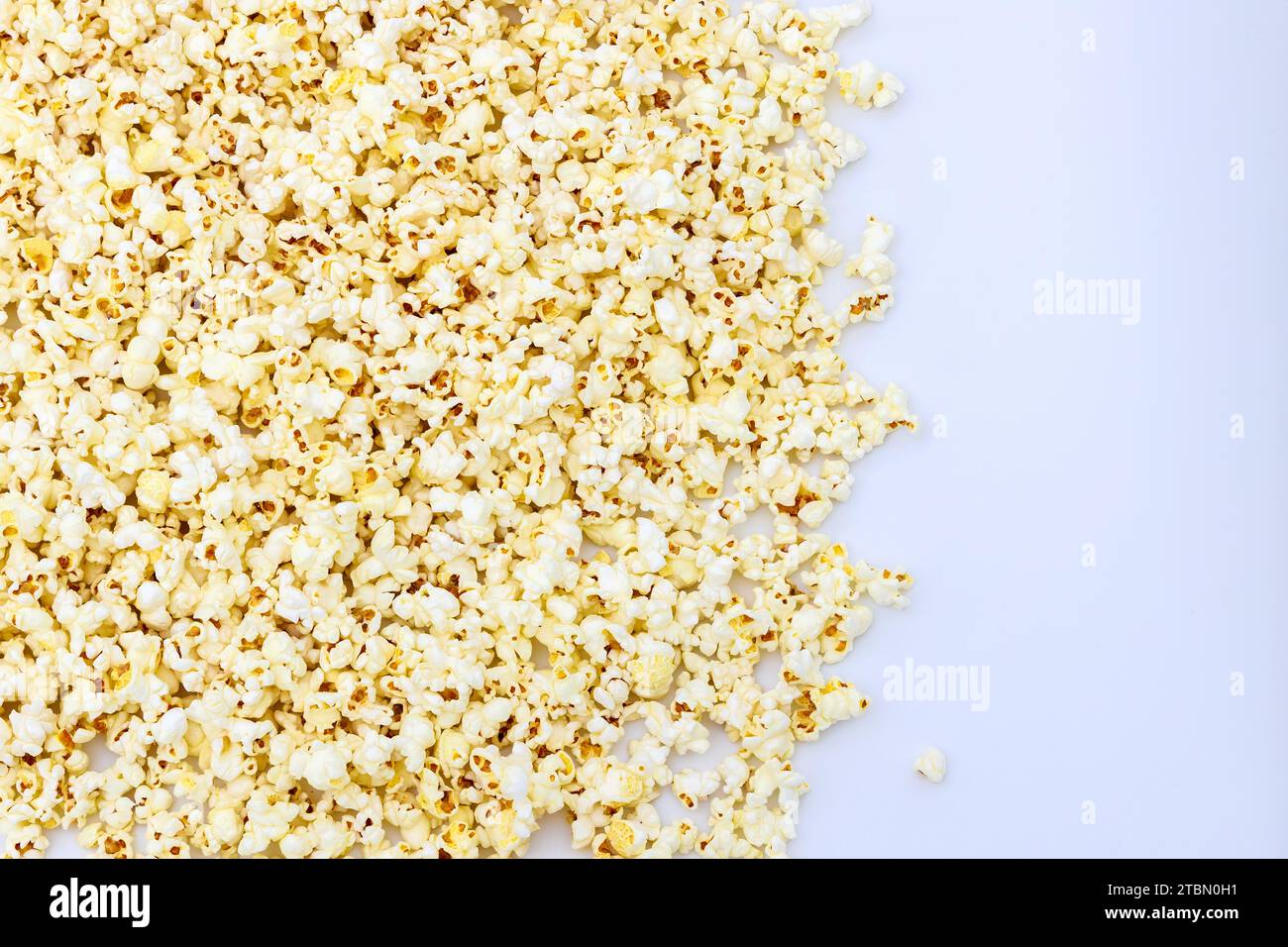 Popcorn background with freshly cooked kernels Stock Photo - Alamy