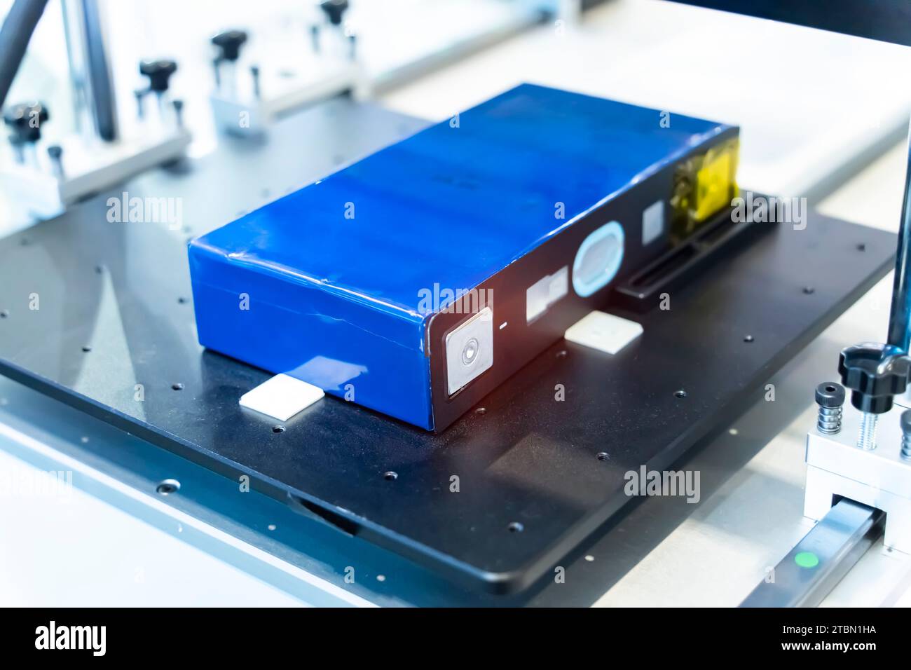 automatic machine measuring the voltage of Smart Battery pack for ...
