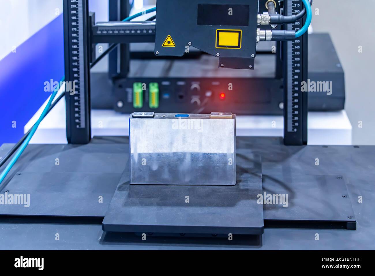 automatic machine measuring the voltage of Smart Battery pack for ...