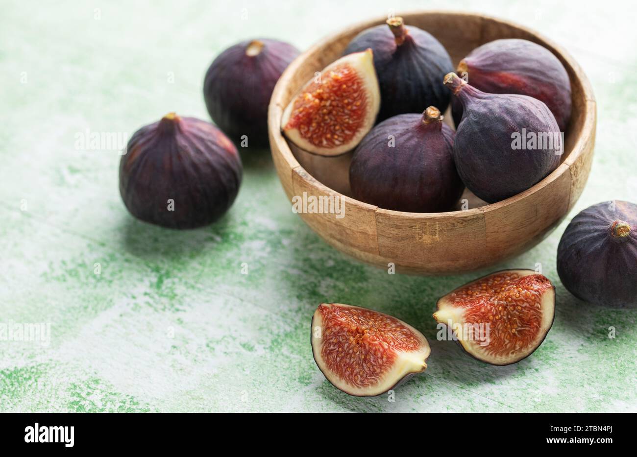 Whole and sliced fresh ripe figs Stock Photo - Alamy