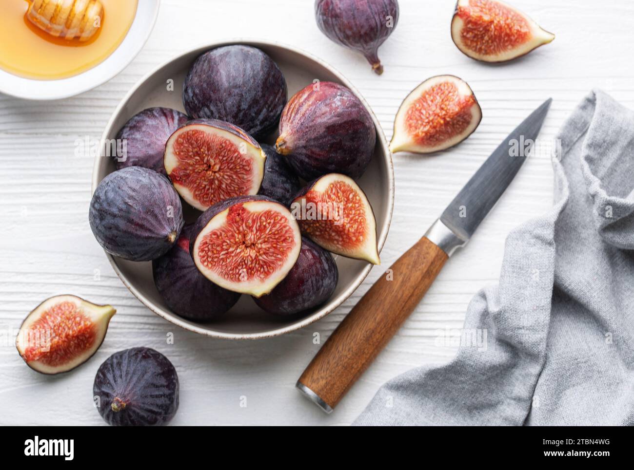 Whole and sliced fresh ripe figs Stock Photo - Alamy