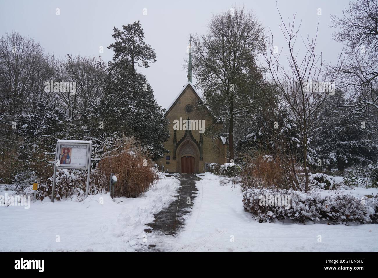 Hamburg, Germany. 06th Dec, 2023. There is snow in Jacobipark and on ...