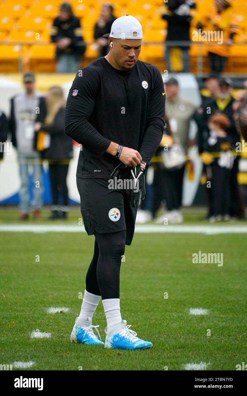 These are cleats worn by Pittsburgh Steelers linebacker Alex Highsmith ...