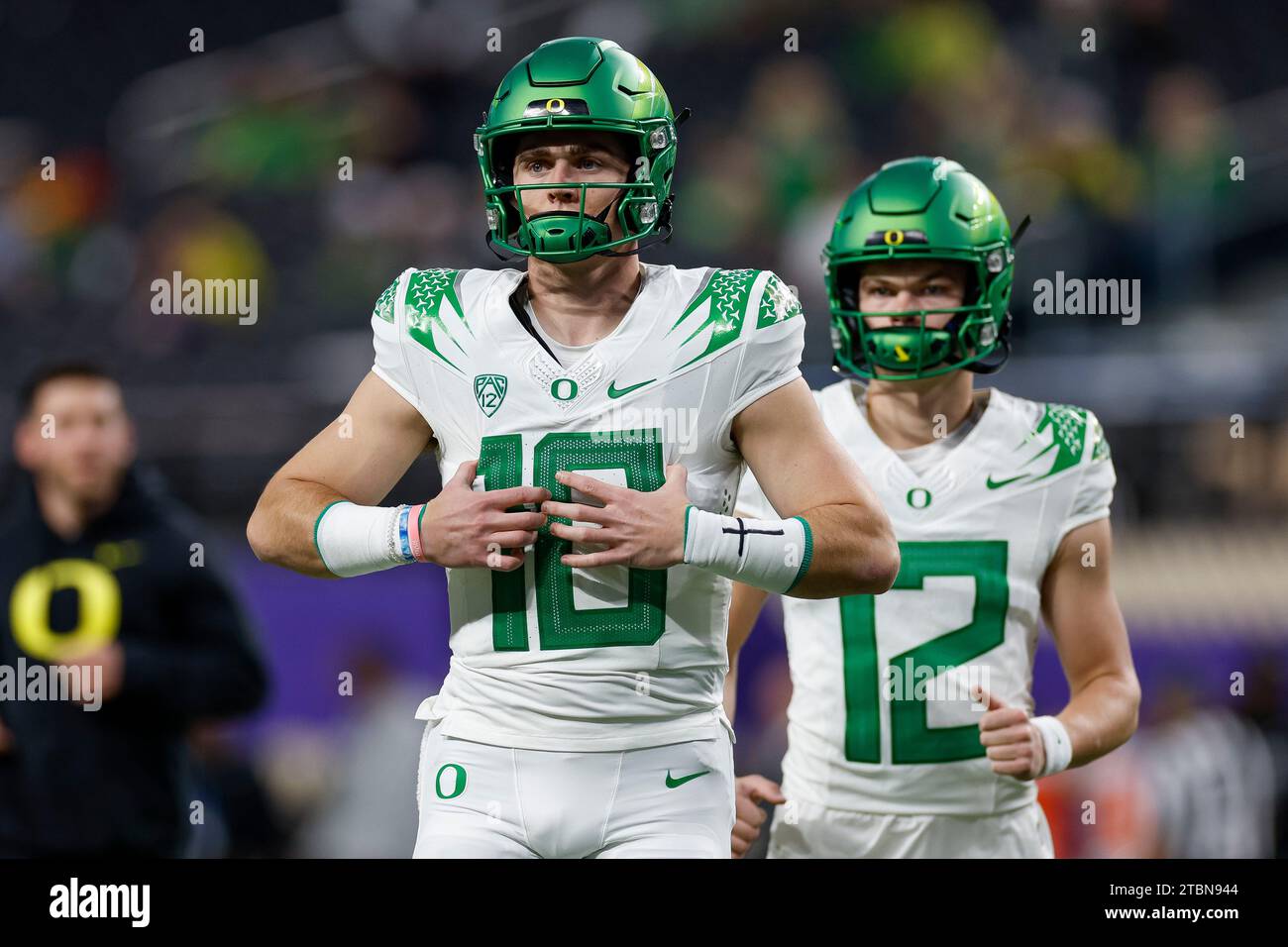 Oregon Ducks quarterback Bo Nix (10) warms up prior to the Pac-12 Championship game against the ...