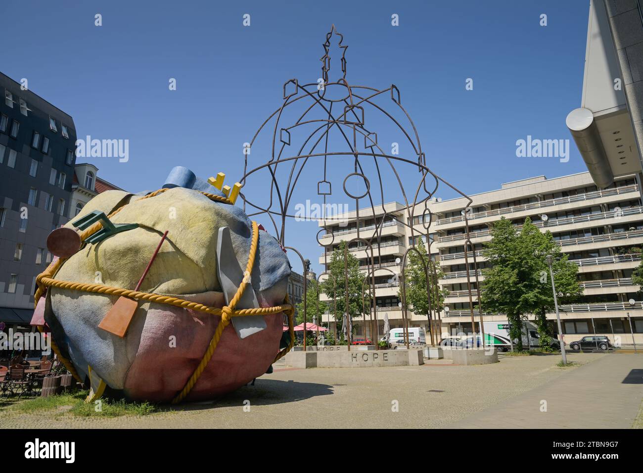 Skulptur Houseball von Claes Oldenburg, Stahlskulptur Memoria Urbana ...