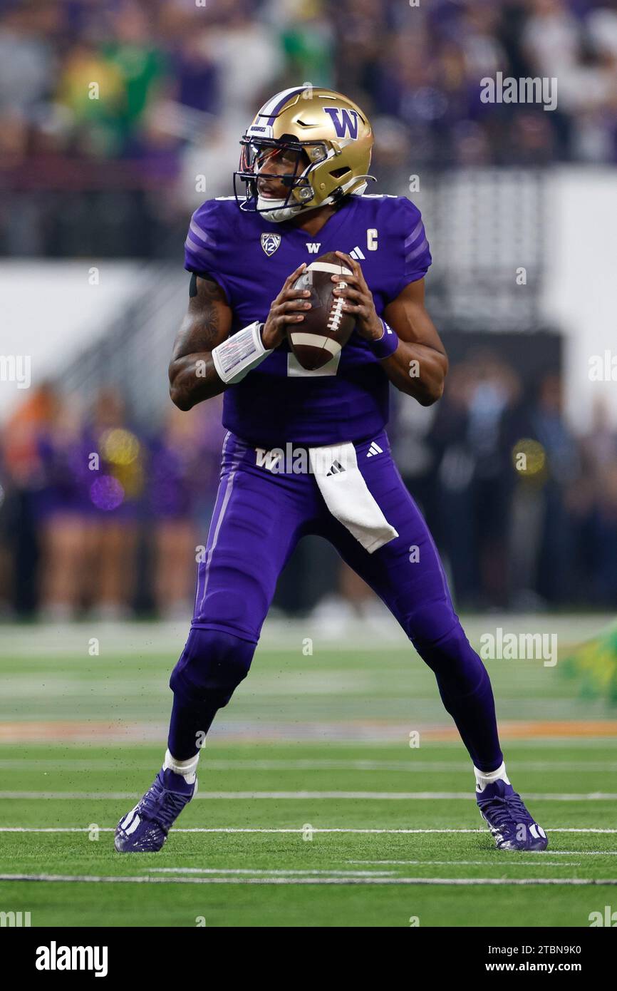 Washington Huskies quarterback Michael Penix Jr. (9) looks for an open ...