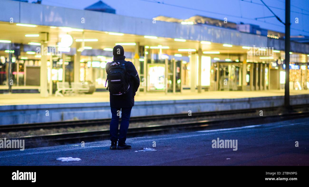 Hanover, Germany. 08th Dec, 2023. A train driver stands at Hanover ...