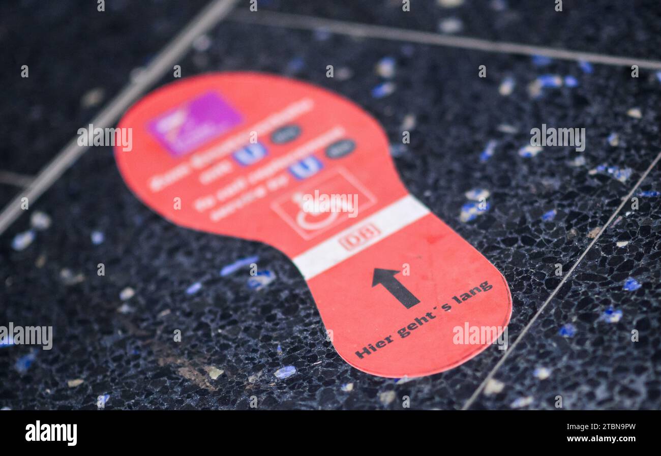 Hier gehts lang hi-res stock photography and images - Alamy