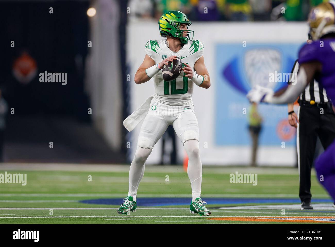 Oregon Ducks quarterback Bo Nix (10) drops back to pass in the first half during the Pac-12 ...