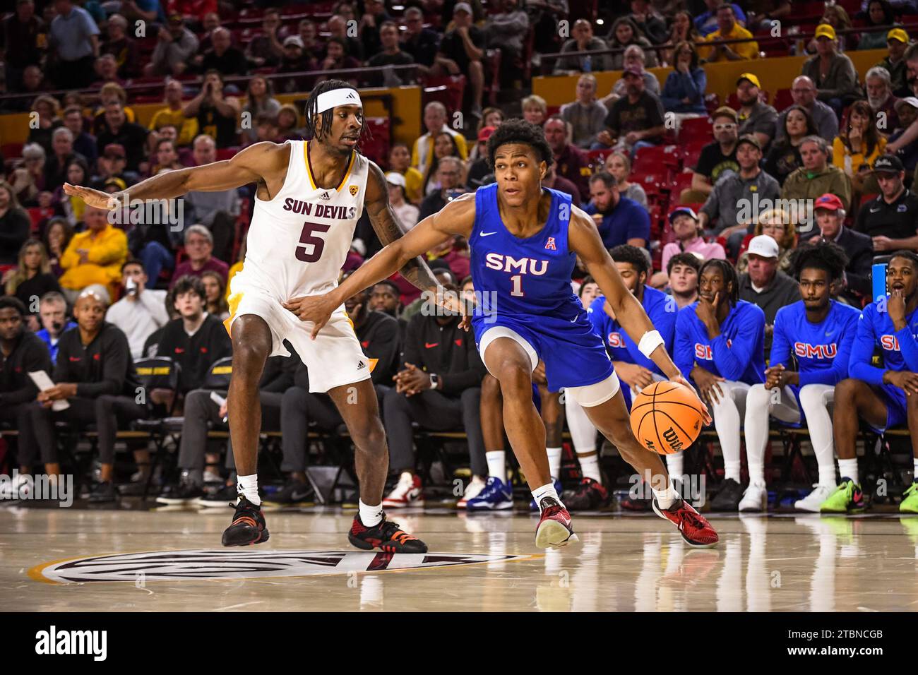 Southern Methodist Mustangs guard Zhuric Phelps (1) drives toward the ...