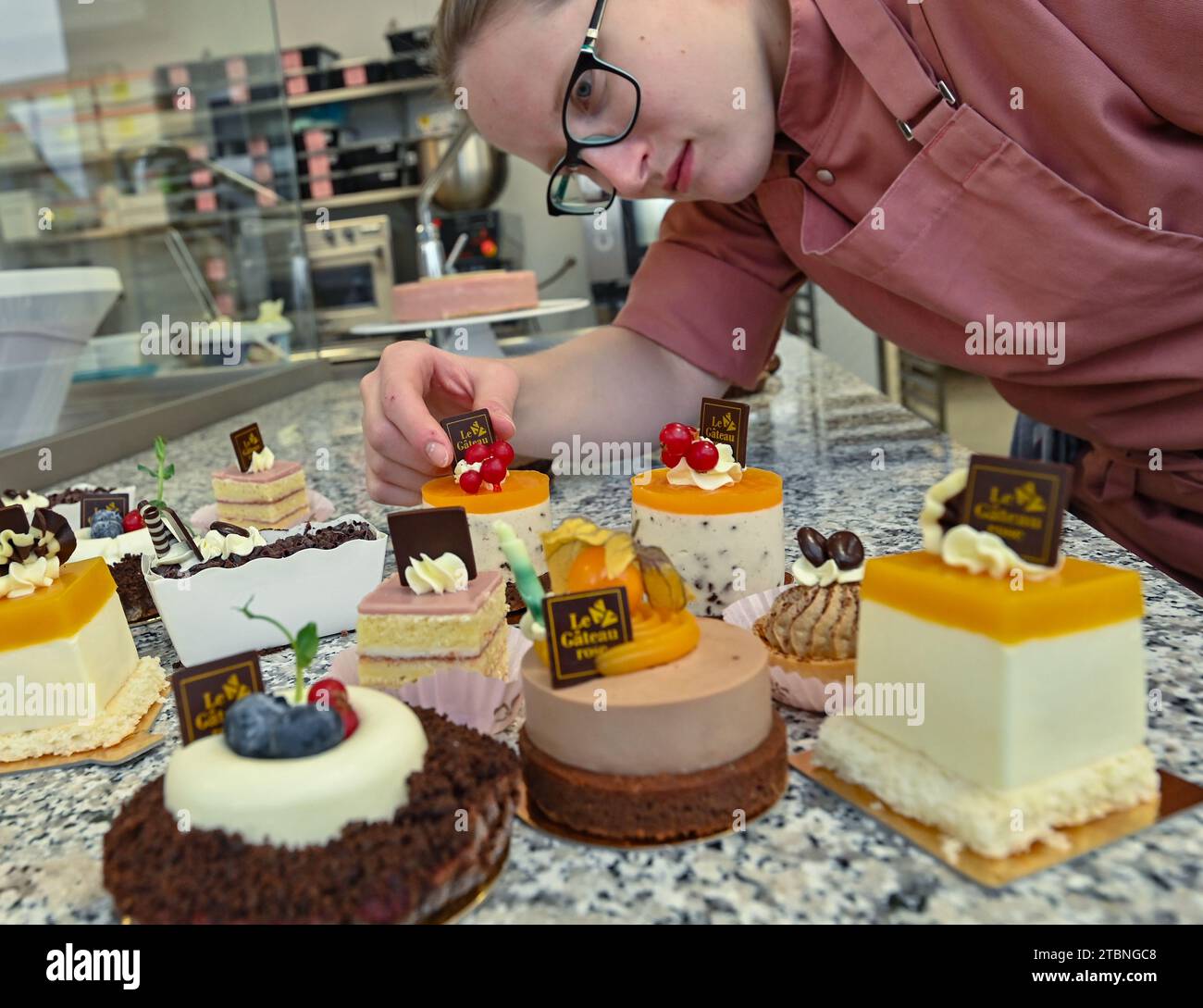 08 December 2023, Brandenburg, Fürstenwalde: Michelle Thiede, pastry ...
