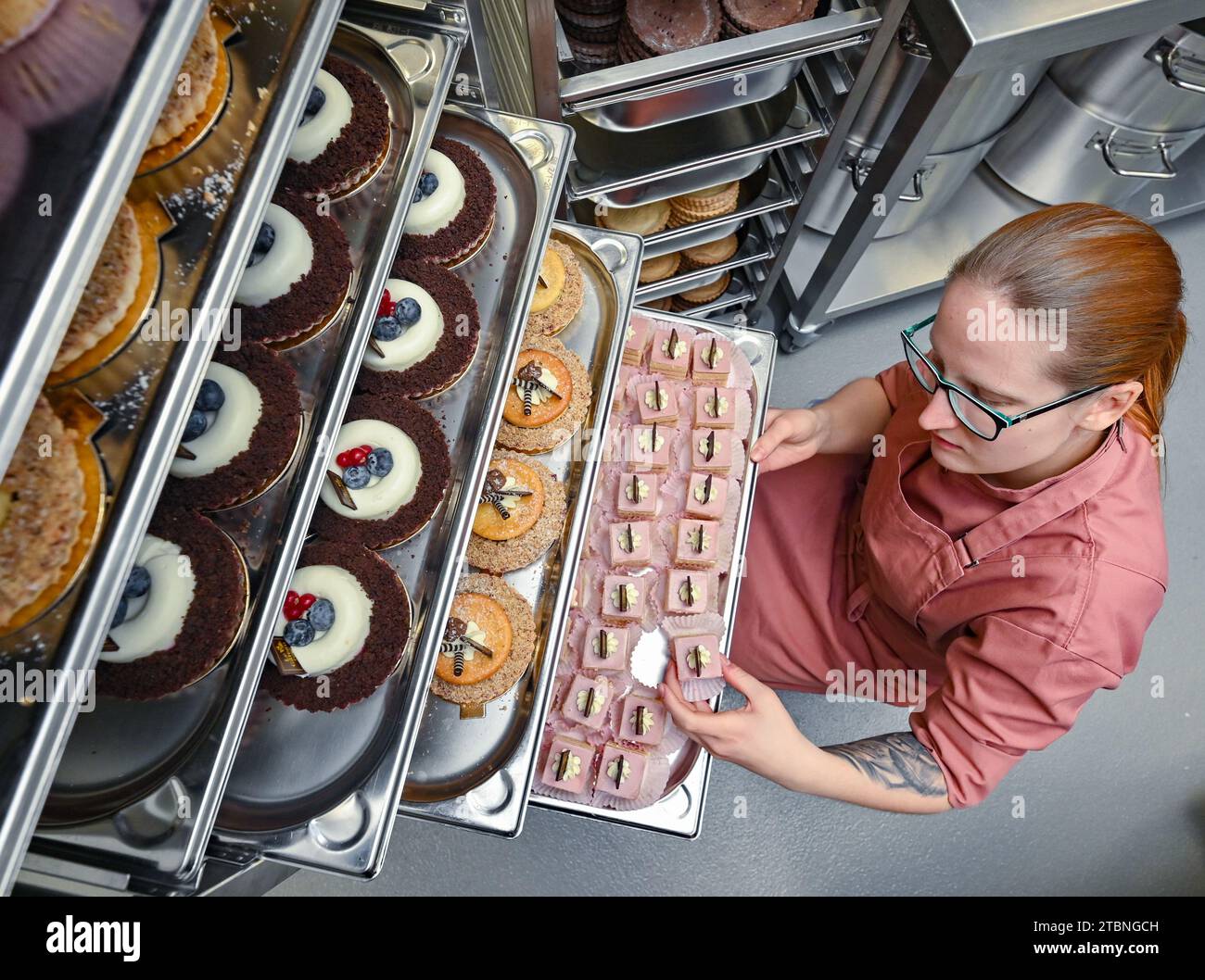 08 December 2023, Brandenburg, Fürstenwalde: Michelle Thiede, pastry ...