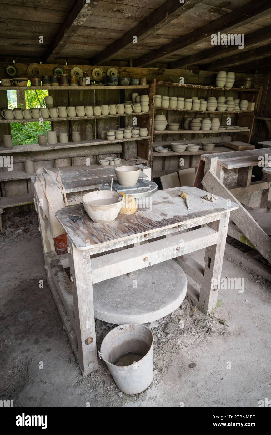 Pottery barn hi-res stock photography and images - Alamy