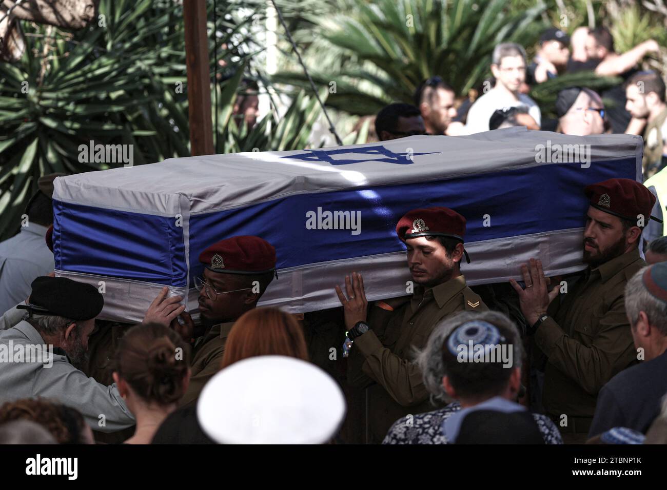Herzliya, Israel. 08th Dec, 2023. Israeli soldiers carry the coffin of ...