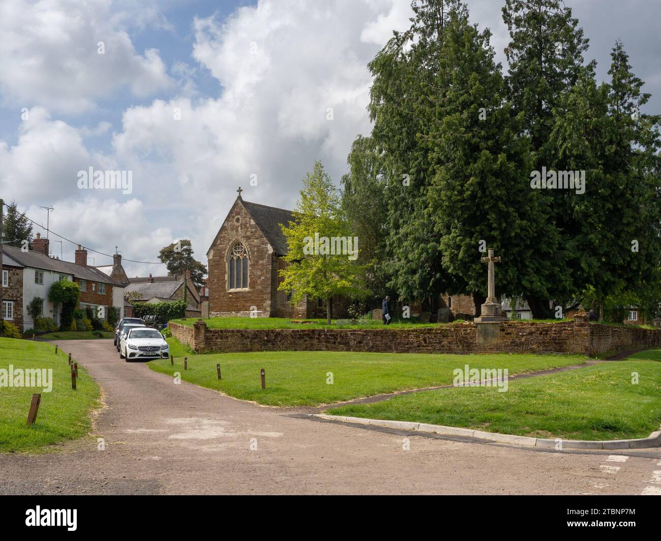 Street view in summer in the attractive village of Abthorpe ...