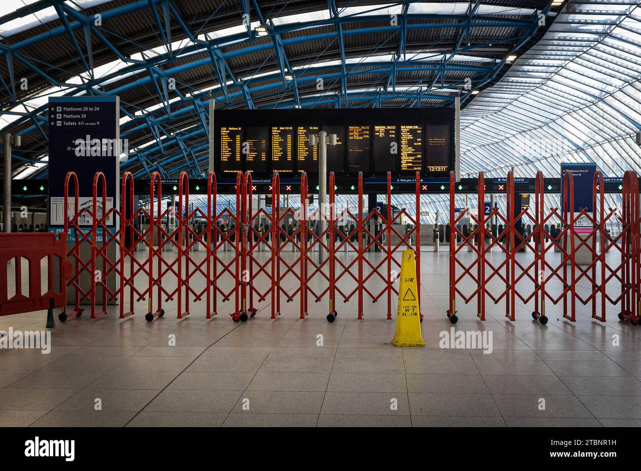 London, UK. 06th Dec, 2023. Barriers close off railway platforms at ...