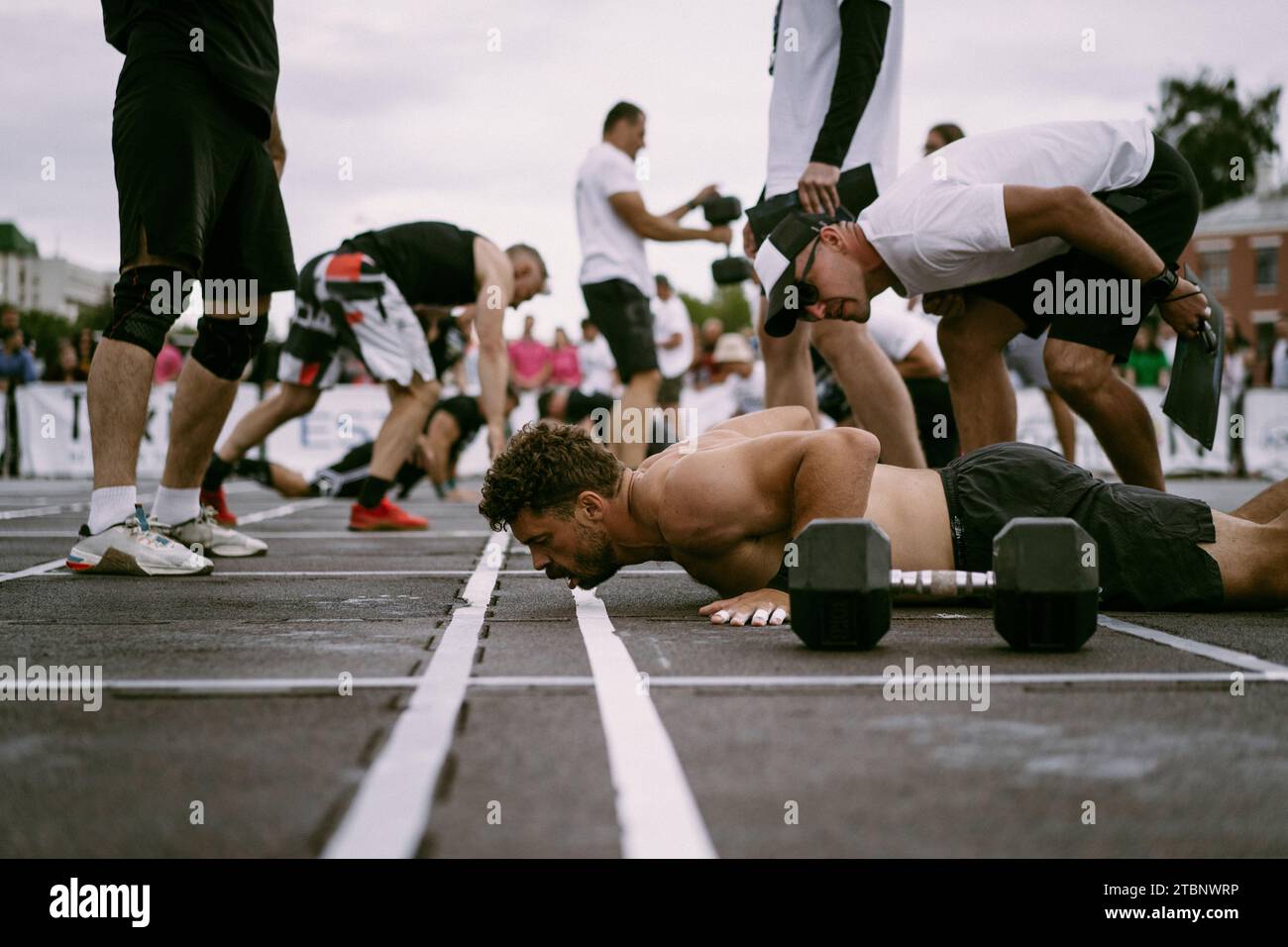 Man doing push ups at a CrossFit competition Stock Photo - Alamy