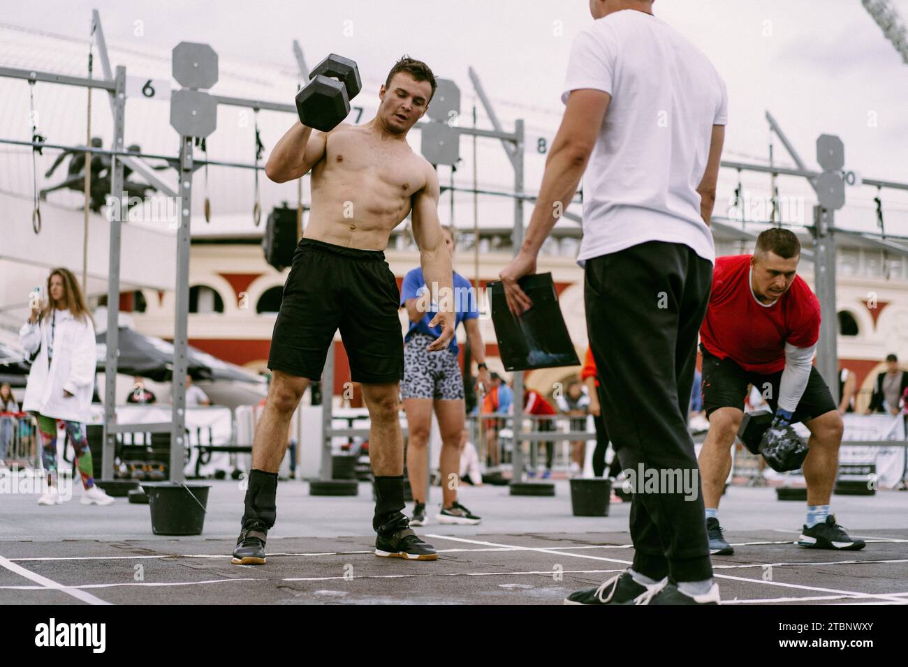 Man dumbbells outside hi-res stock photography and images - Alamy