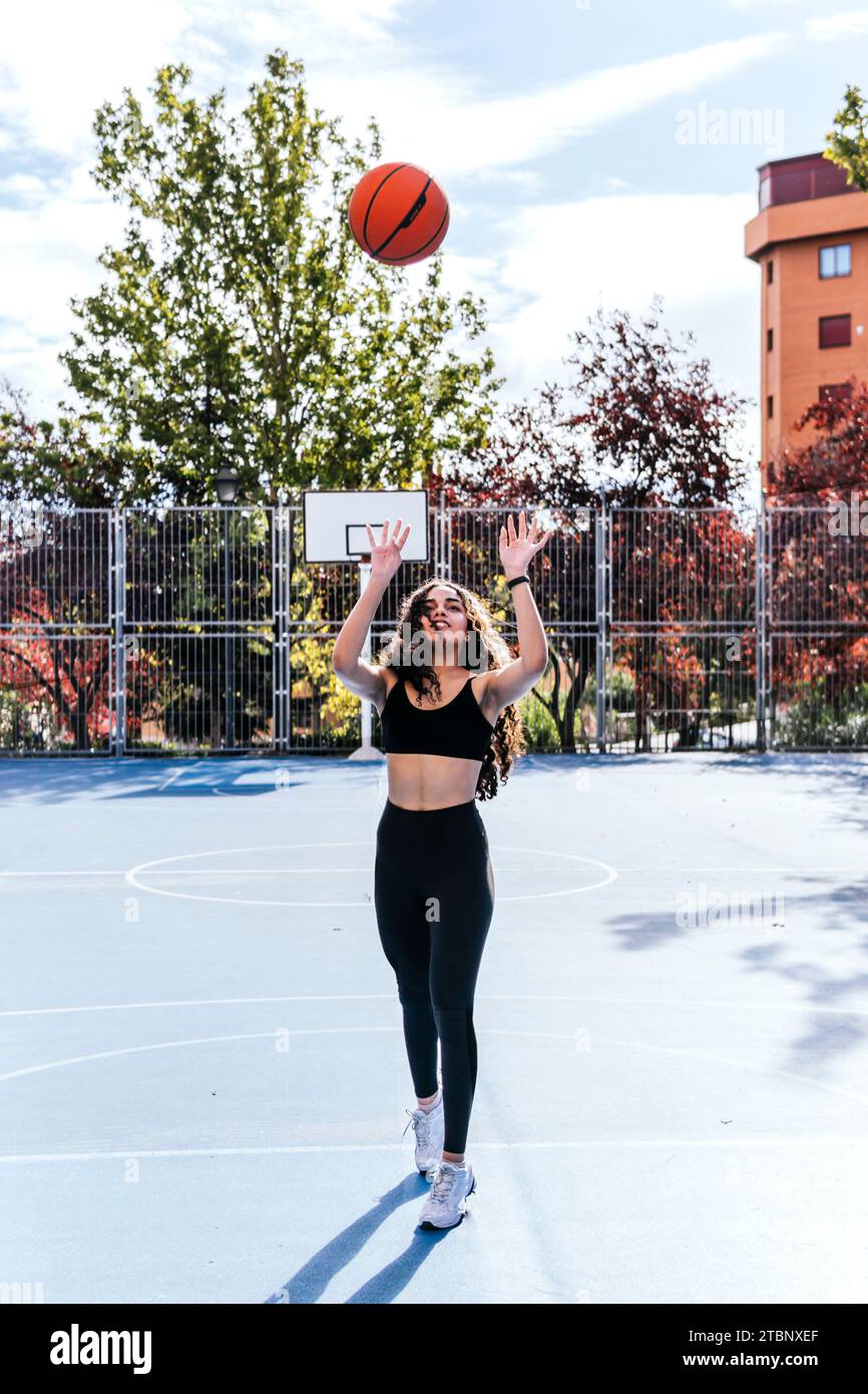 Female shooting basketball hi-res stock photography and images - Alamy
