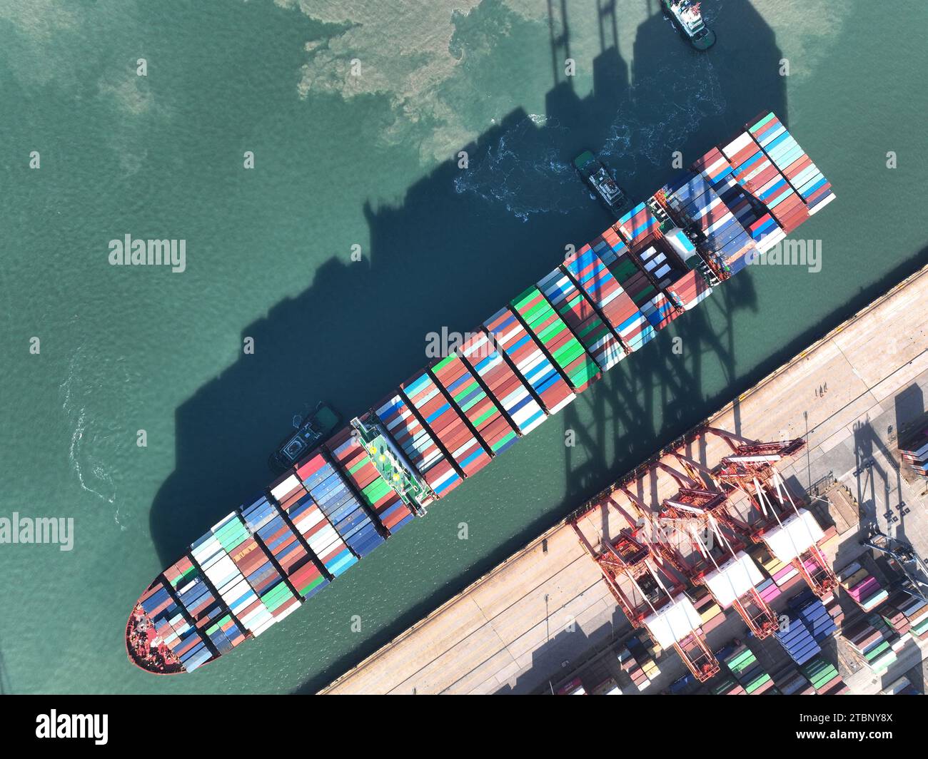 Shipping throughput hi-res stock photography and images - Alamy