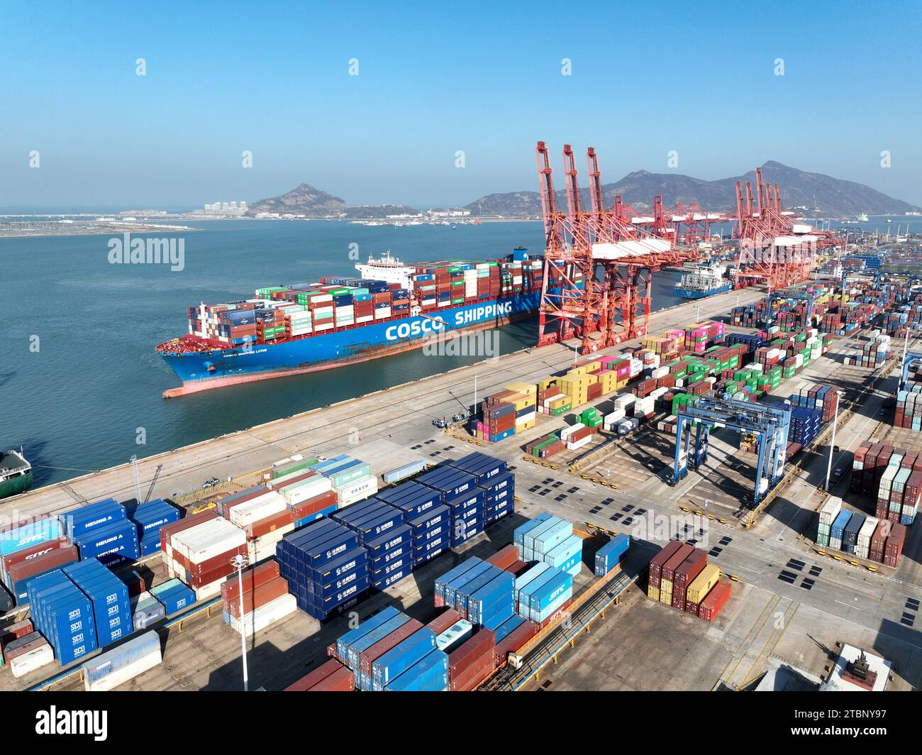 Cosco ship lotus hi-res stock photography and images - Alamy