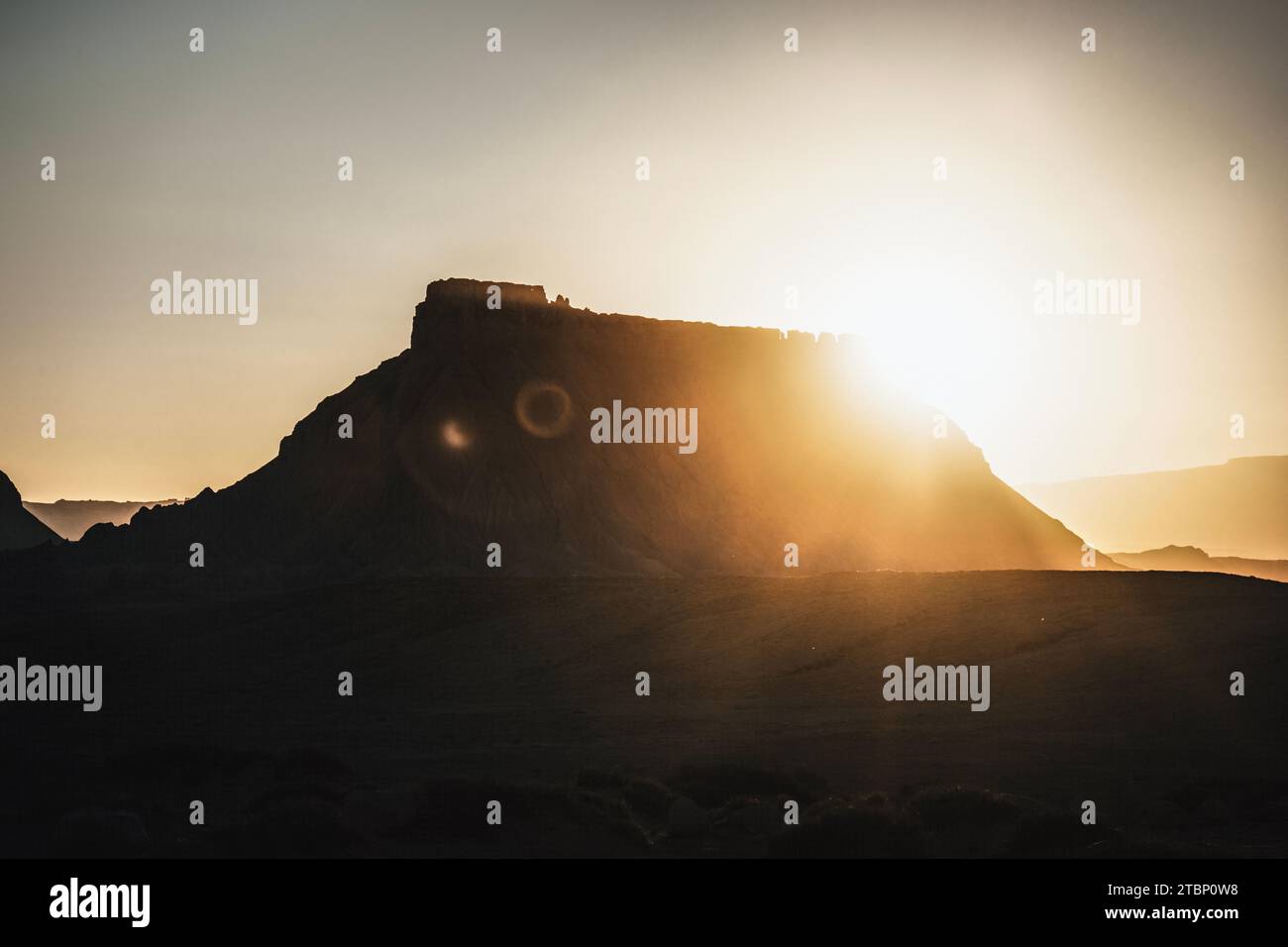 Sun Setting Behind a Mesa in the Utah Desert Stock Photo - Alamy