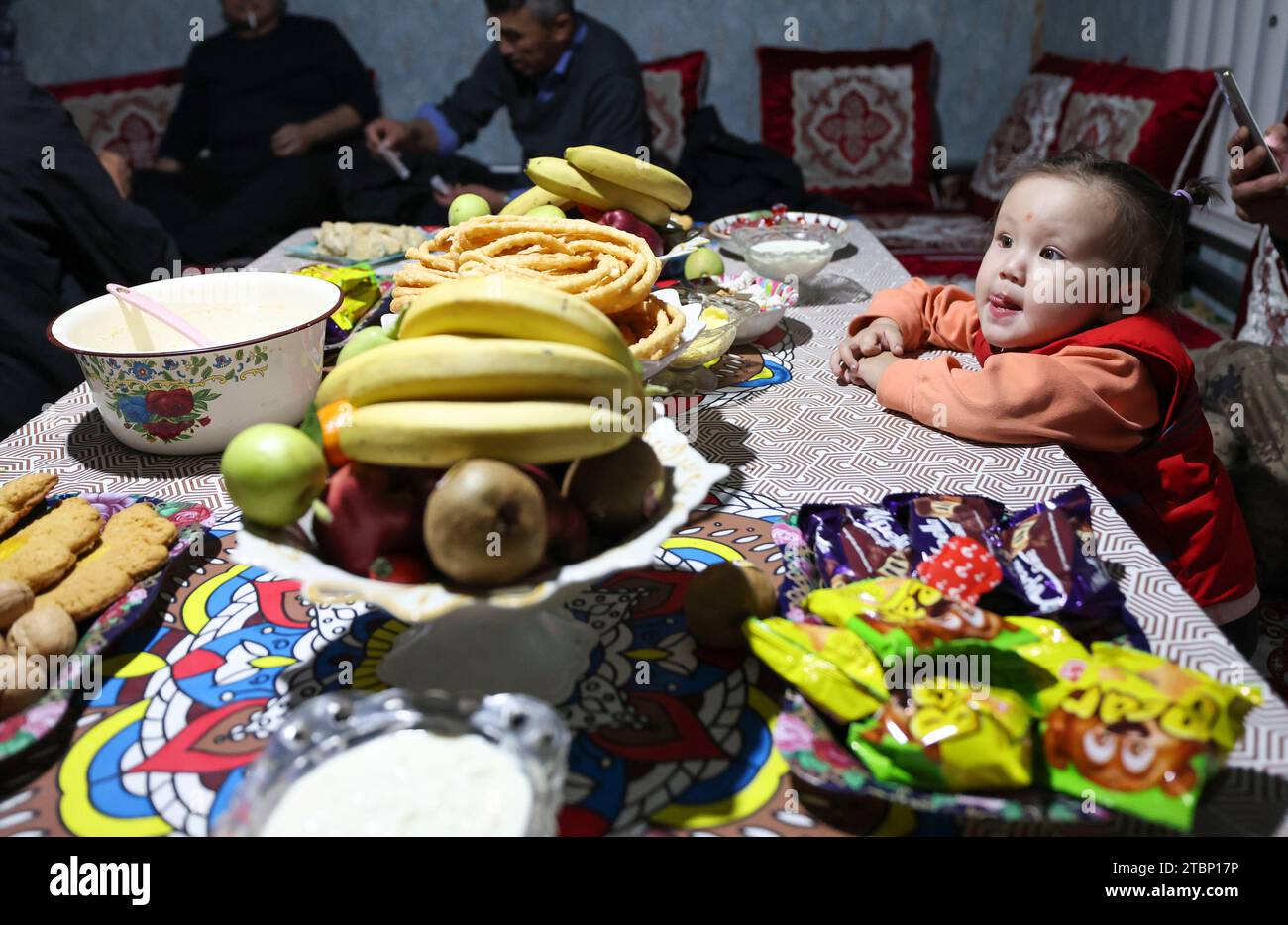 (231208) -- YUMIN, Dec. 8, 2023 (Xinhua) -- Elder guests chat and play ...