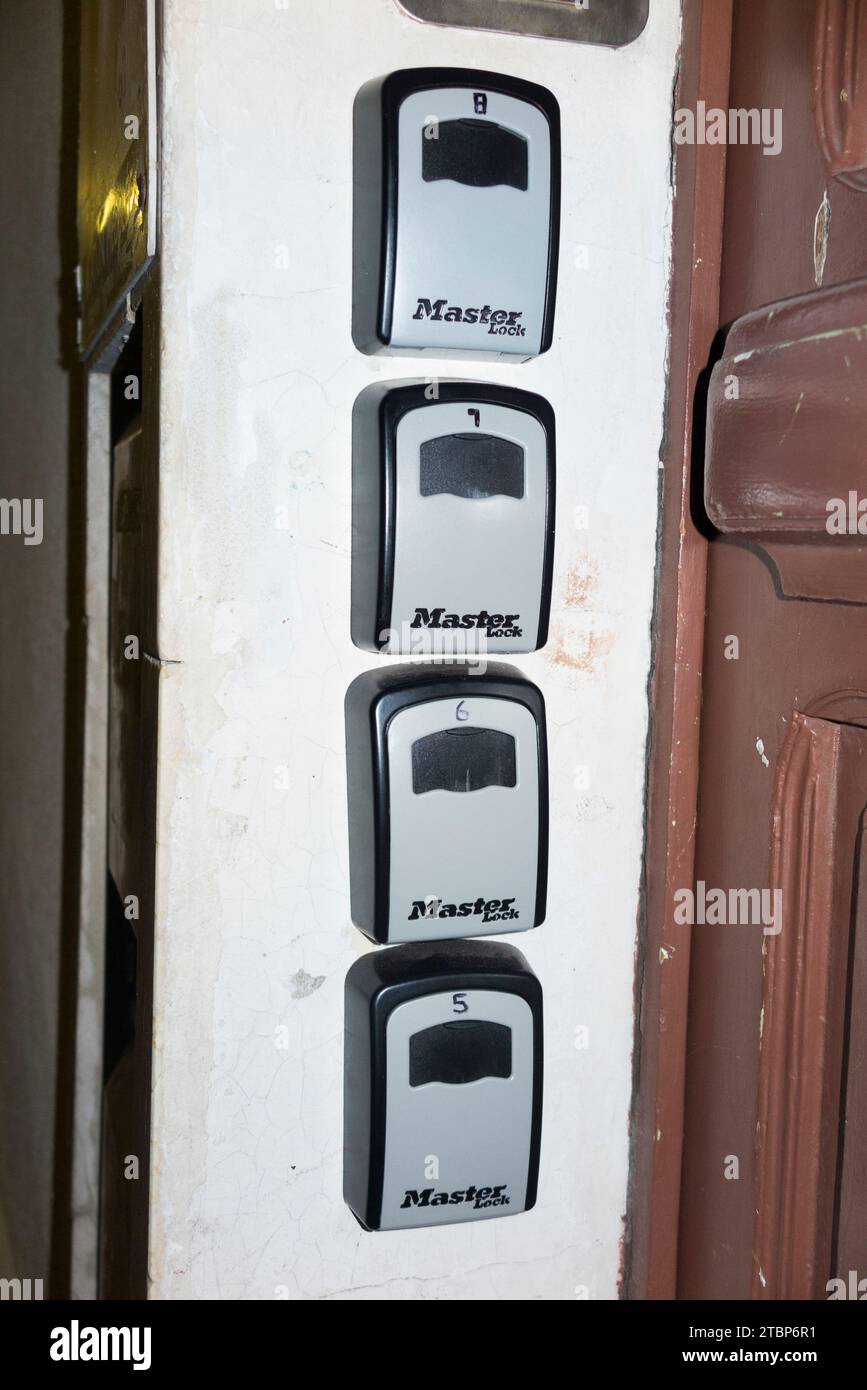 Air bnb lock hi-res stock photography and images - Alamy