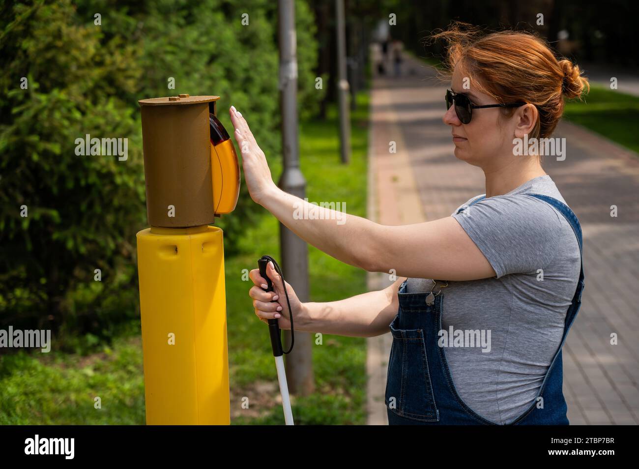 Cross street button blind hi-res stock photography and images - Alamy