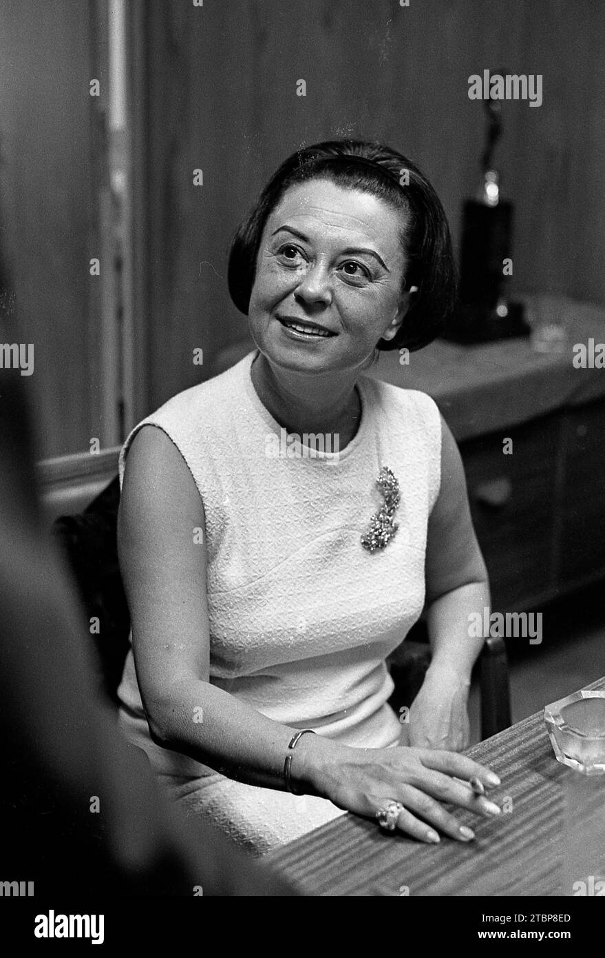Actress gives Black and White Stock Photos & Images - Alamy