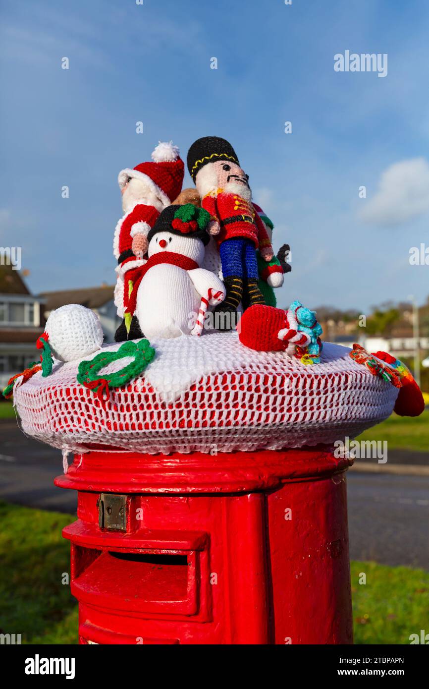 Poole, Dorset, UK. 8th December, 2023. A knitted crocheted postbox ...