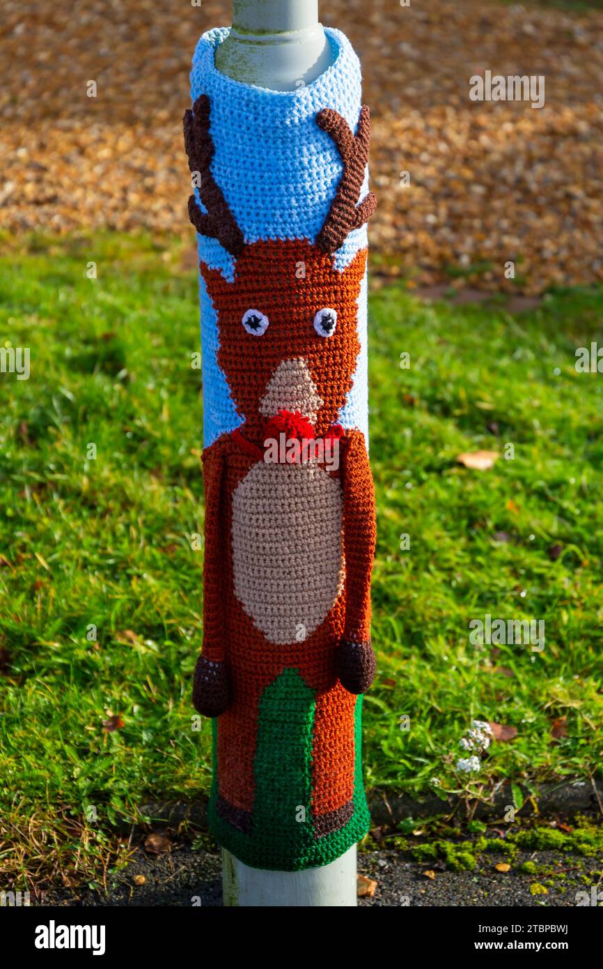 Poole, Dorset, UK. 8th December, 2023. A knitted crocheted postbox ...