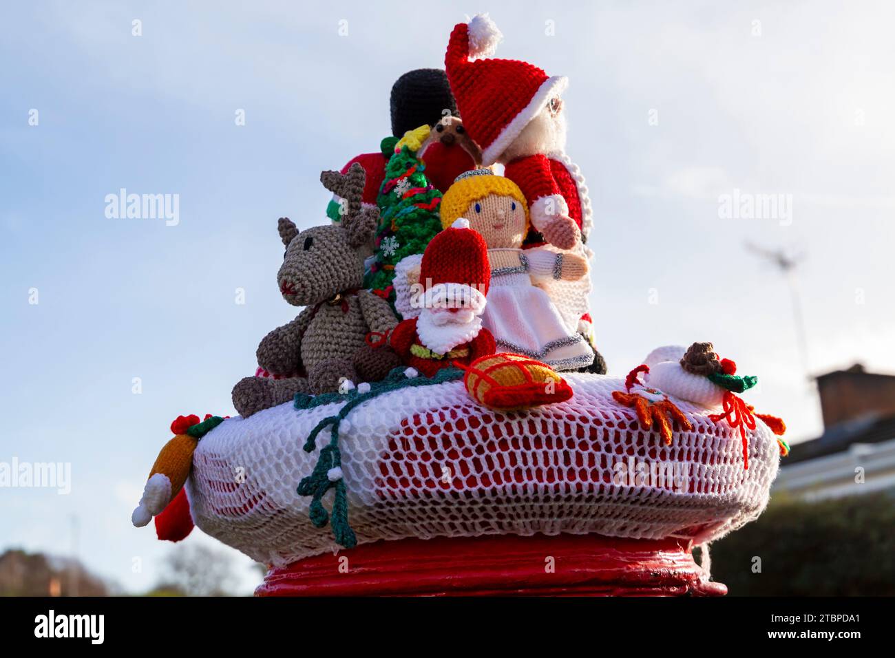 Poole, Dorset, UK. 8th December, 2023. A knitted crocheted postbox ...