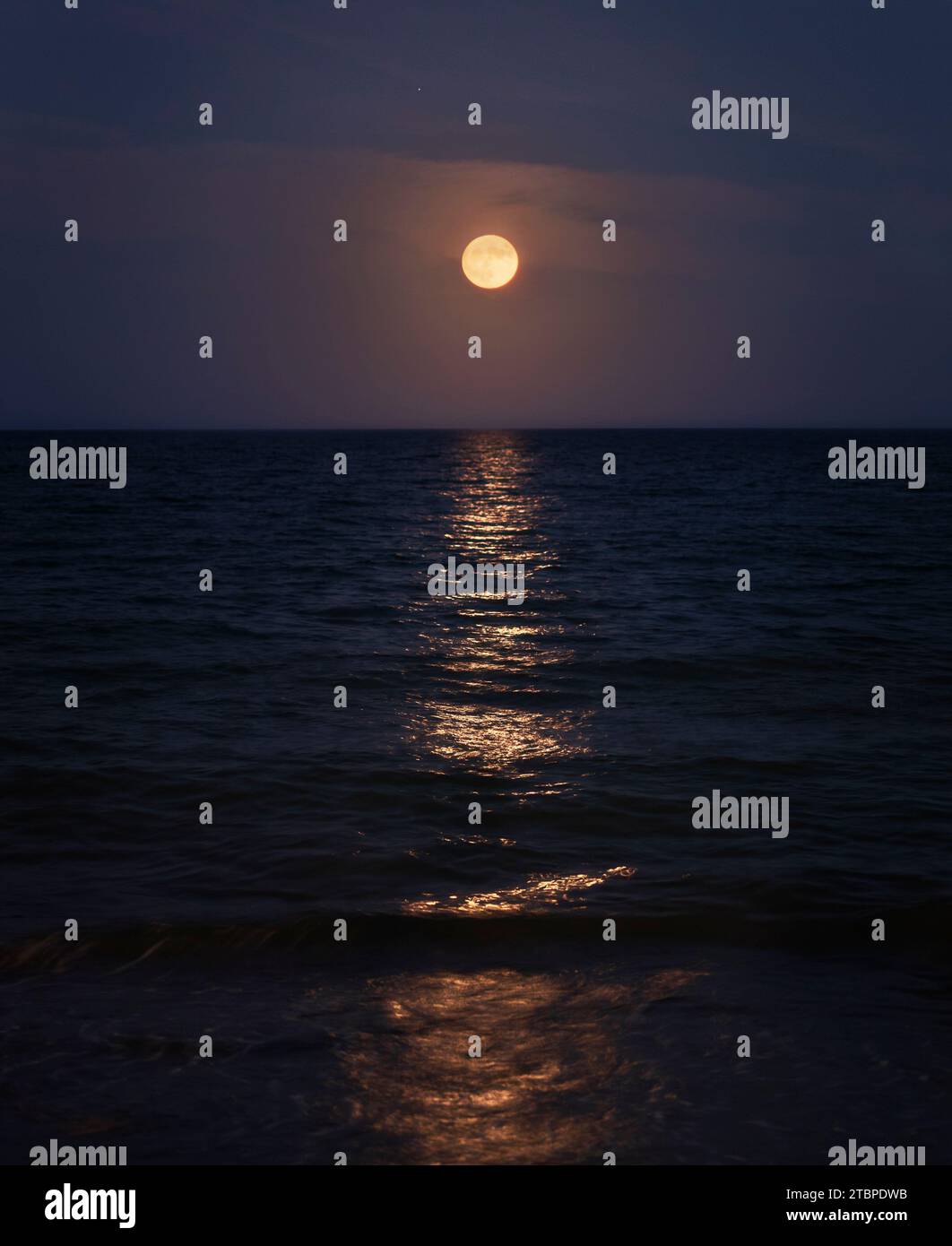 Full moon rise over ocean hi-res stock photography and images - Alamy