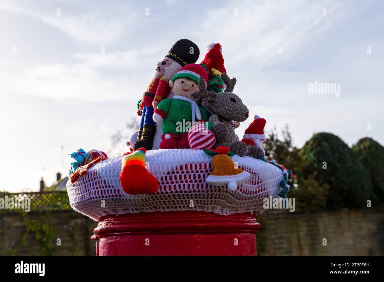 Poole, Dorset, UK. 8th December, 2023. A knitted crocheted postbox ...