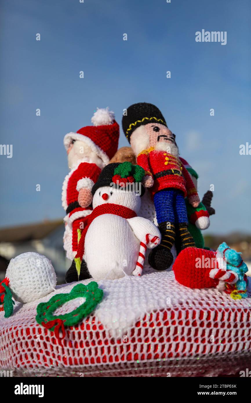 Poole, Dorset, UK. 8th December, 2023. A knitted crocheted postbox ...