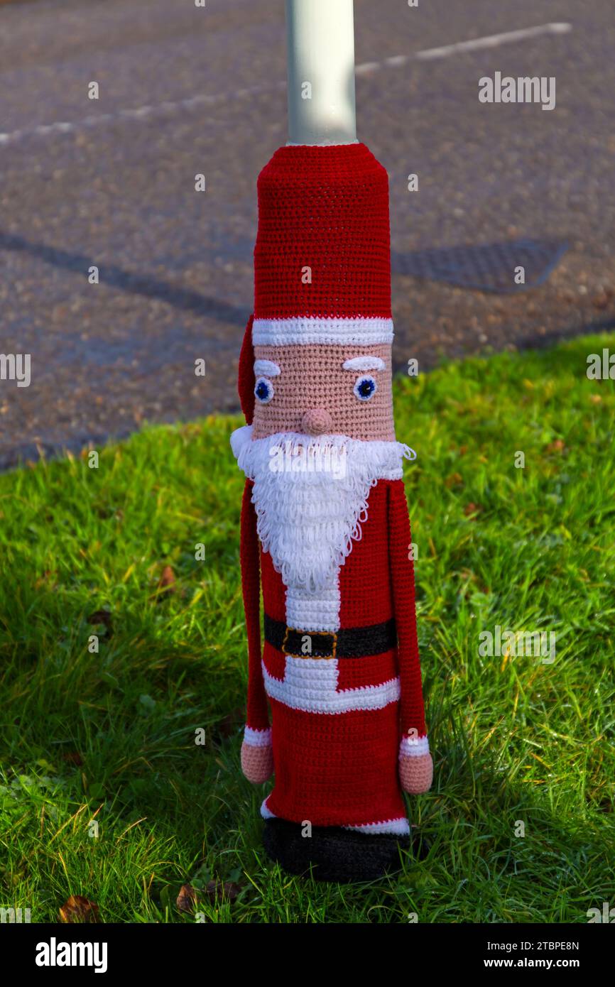 Poole, Dorset, UK. 8th December, 2023. A knitted crocheted postbox ...