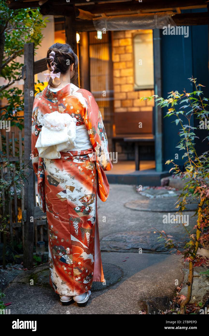 Japanese Kimono Portrait back view photography. Kyoto, Japan. Japanese ...